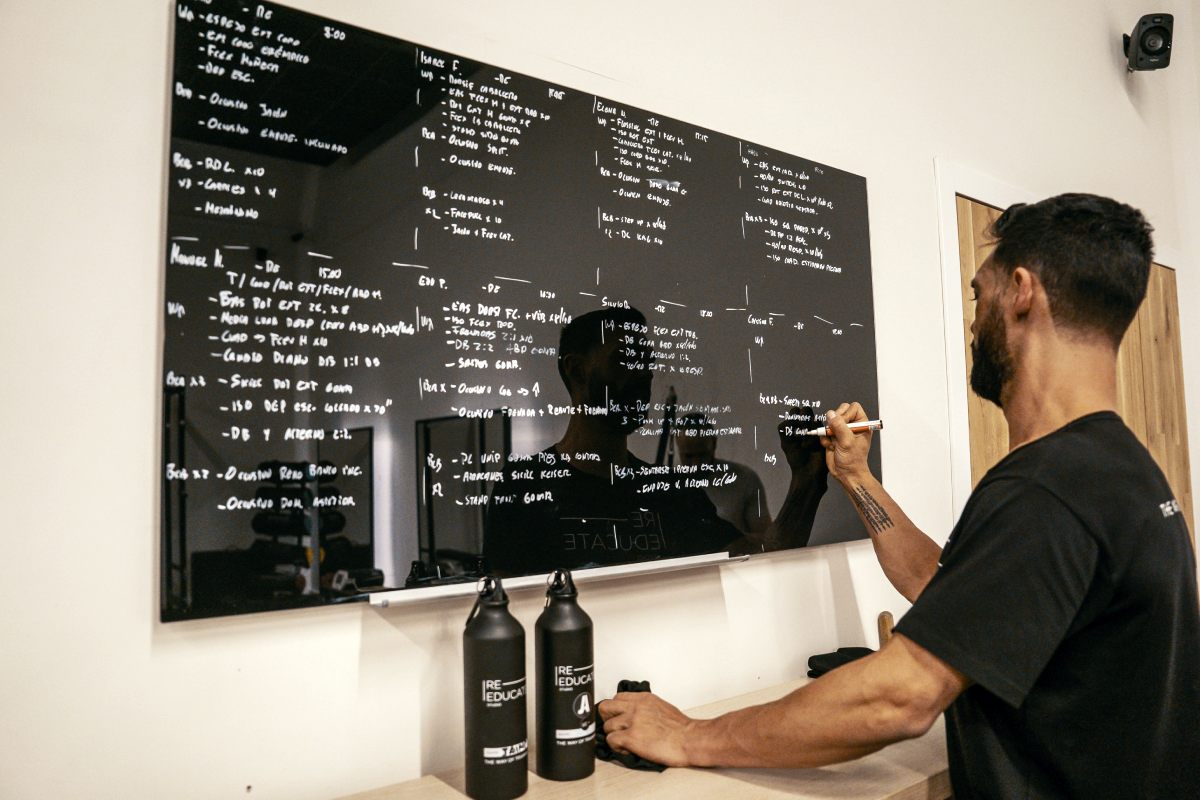 ¿Quiénes somos? - Re-Educate Studio